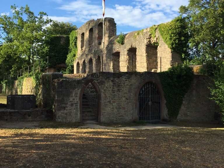 Blick auf Karlstadt und das Maintal von der Karlsburg-Ruine ...