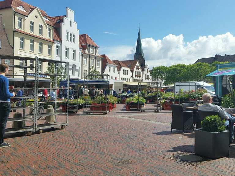 Marktplatz Lingen mit historischem Rathaus - Lingen (Ems), Emsland ...