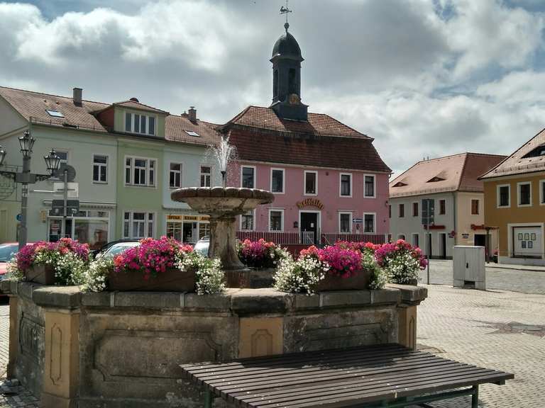 Marktplatz Radeburg mit Rathaus und Brunnen - Cycle Routes and Map | Komoot