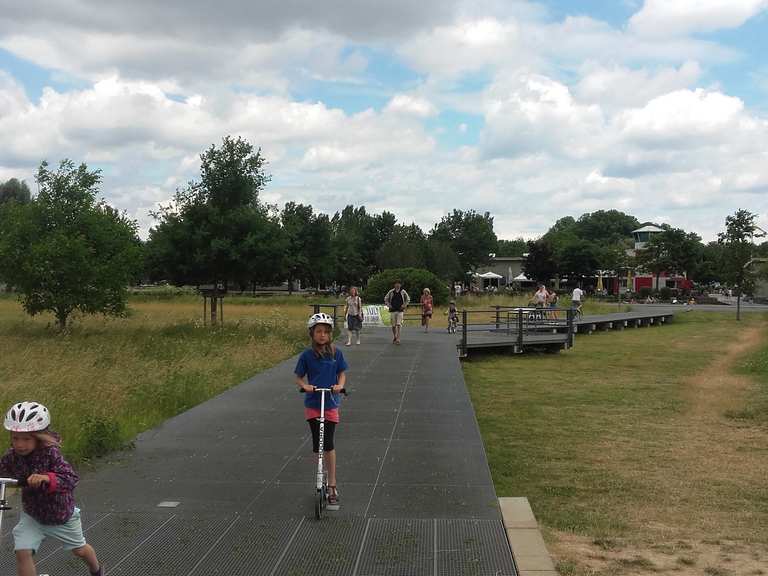 Alter Flugplatz Bonames mit Towercafé fietsroutes en kaart | Komoot