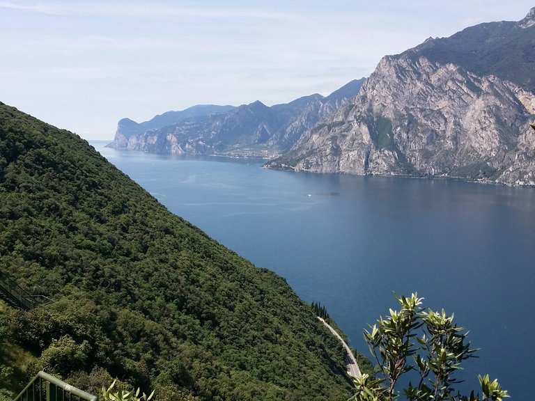 Sentiero panoramico con vista Lago di Garda - Routes for Walking and ...