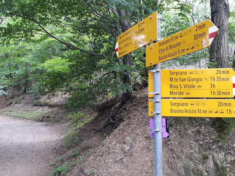 Stazione a monte della funivia di Serpiano e vista sul Lago di Lugano ...