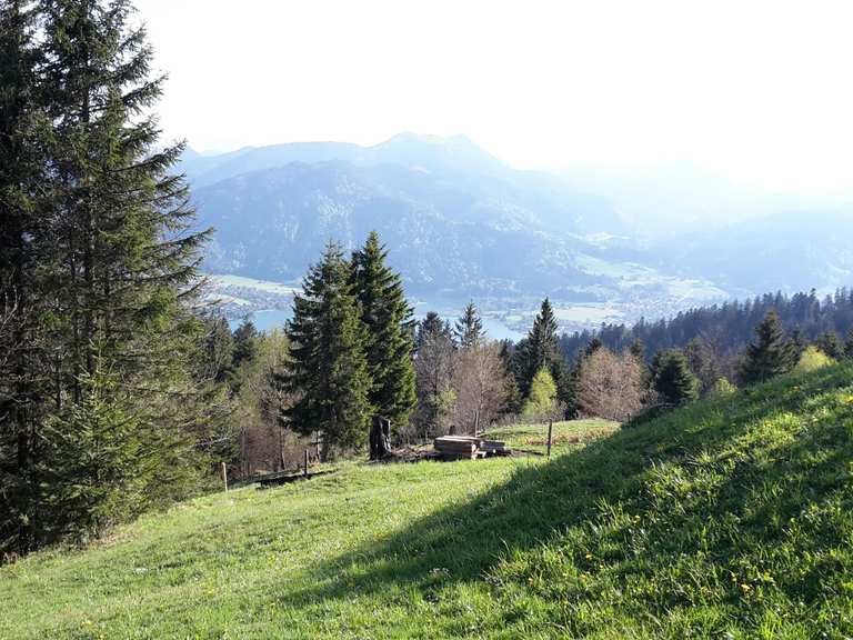 Blick auf den Tegernsee und die bayerischen Alpen – Wander- & Radrouten ...
