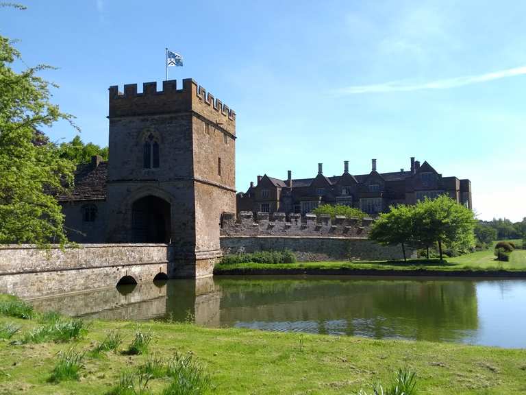 Broughton Castle. Routes for Walking and Hiking | Komoot