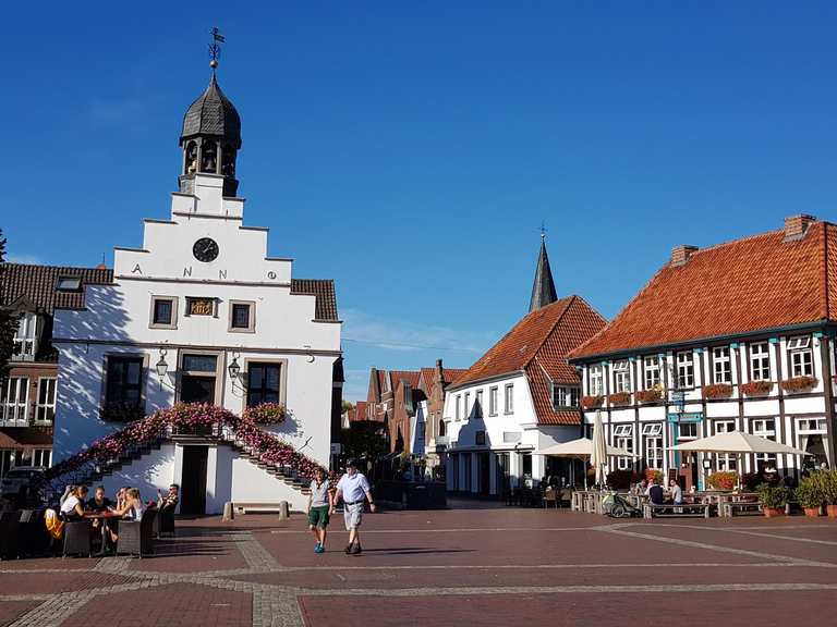 Marktplatz Lingen mit historischem Rathaus : Radtouren und Radwege | komoot