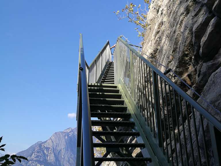 Sentiero panoramico con vista Lago di Garda: percorsi escursionistici e ...