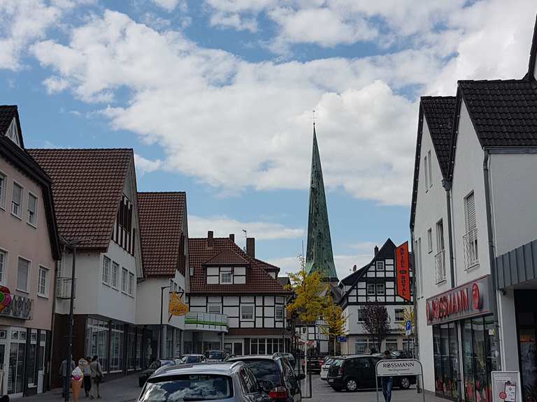 Linke Seite der schiefe Kirchturm von Delbrück mit seinem Historischen ...