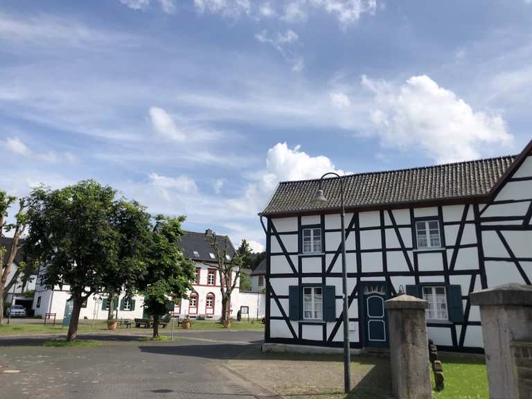 Historischer Dorfplatz Olef: Wanderungen und Rundwege | komoot