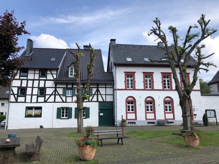 Historischer Dorfplatz Olef: Wanderungen und Rundwege | komoot