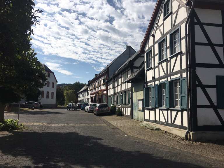 Dorfplatz Olef: Wanderungen und Rundwege | komoot