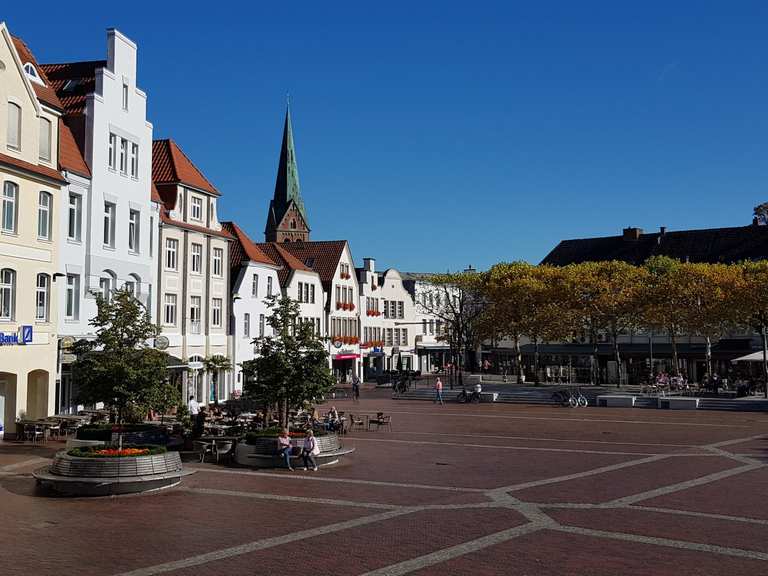 Marktplatz Lingen mit historischem Rathaus : Radtouren und Radwege | komoot