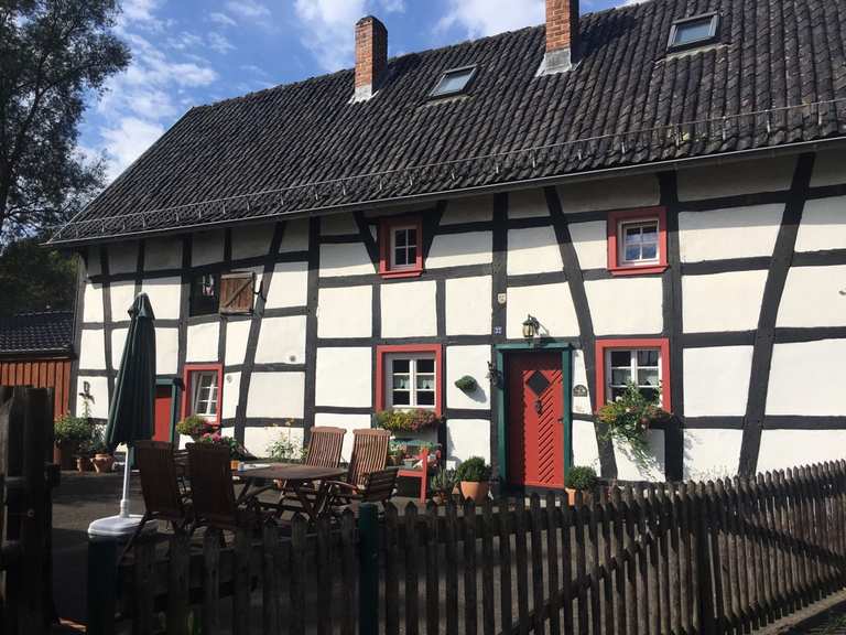Historischer Dorfplatz Olef: Wanderungen und Rundwege | komoot