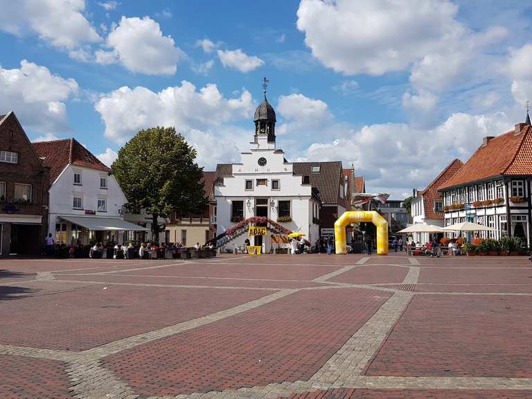 Marktplatz Lingen mit historischem Rathaus : Radtouren und Radwege | komoot
