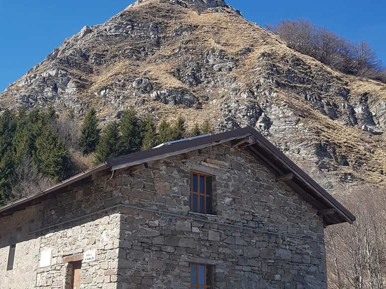 Lago Calamone, Santa Maria Maddalena e Monte Ventasso a partir do Rif ...
