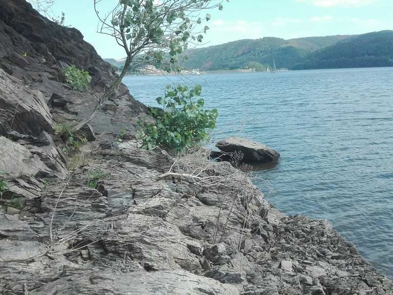 Uitzicht op Woffelsbach – Auf dem Rundweg um den Rursee rondtocht ...
