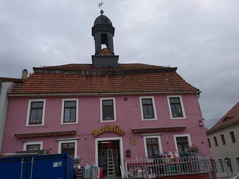 Marktplatz Radeburg mit Rathaus und Brunnen : Radtouren und Radwege ...