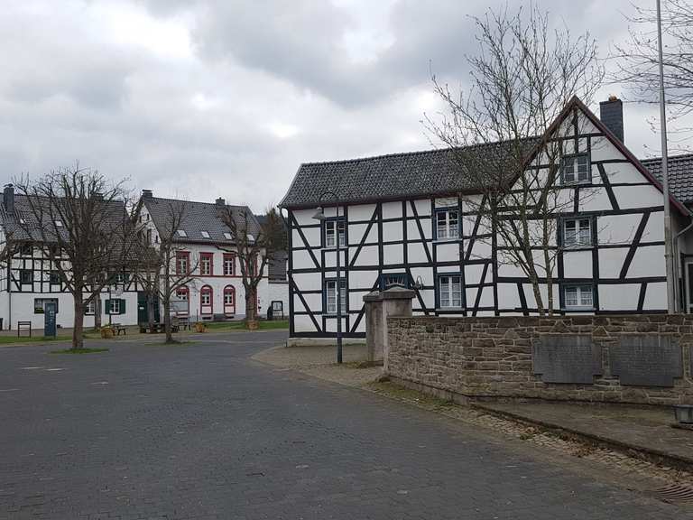 Dorfplatz Olef: Wanderungen und Rundwege | komoot