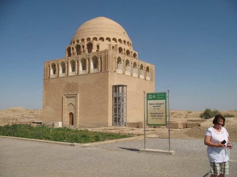 Sultan Sanjar Mausoleum - Turkmenistan | Hiking Tips & Photos | Komoot