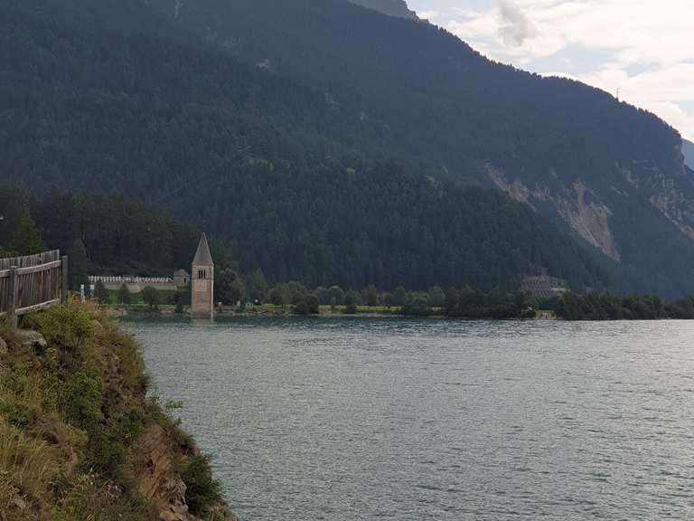 Klokkentoren van Curon in het Resia-meer fietsroutes en kaart | Komoot