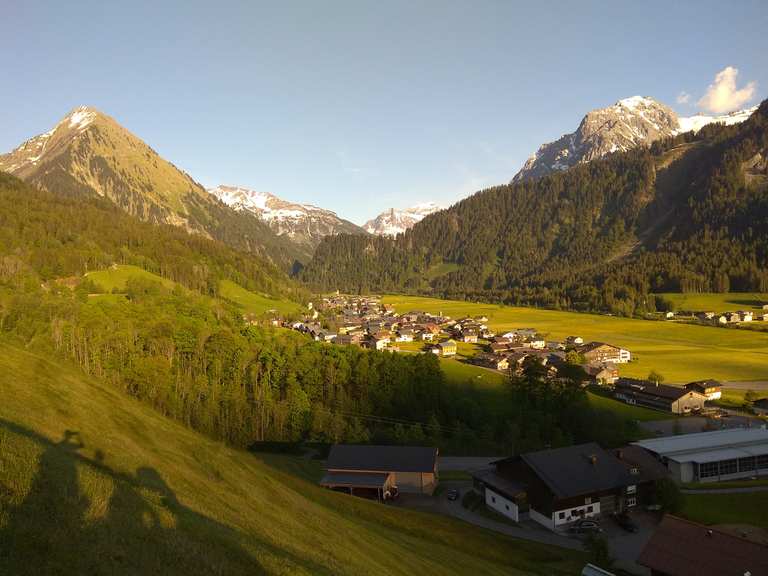 Blick auf Schoppernau: Wanderungen und Rundwege | komoot