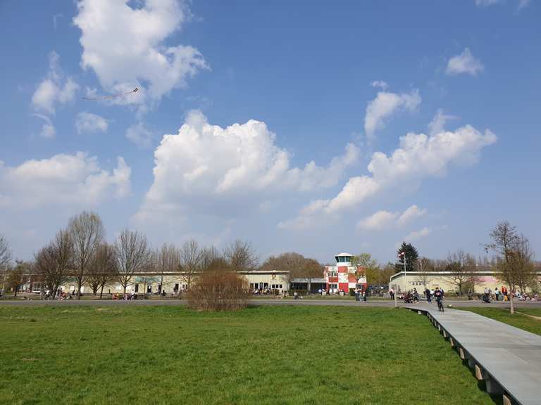 Alter Flugplatz Bonames - Towercafé - Itinéraires vélo et carte | Komoot