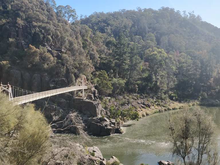 Cantilevered viewing platform – Suspension bridge loop from West ...
