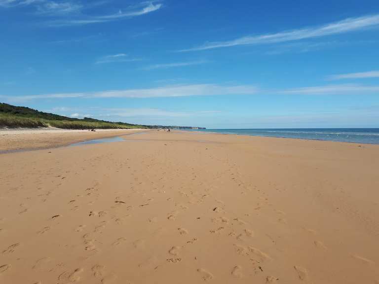 Praia de Omaha e o centro de visitantes do cemitério americano da ...