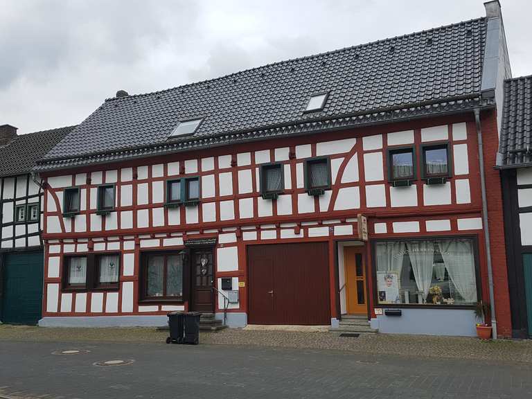 Dorfplatz Olef: Wanderungen und Rundwege | komoot