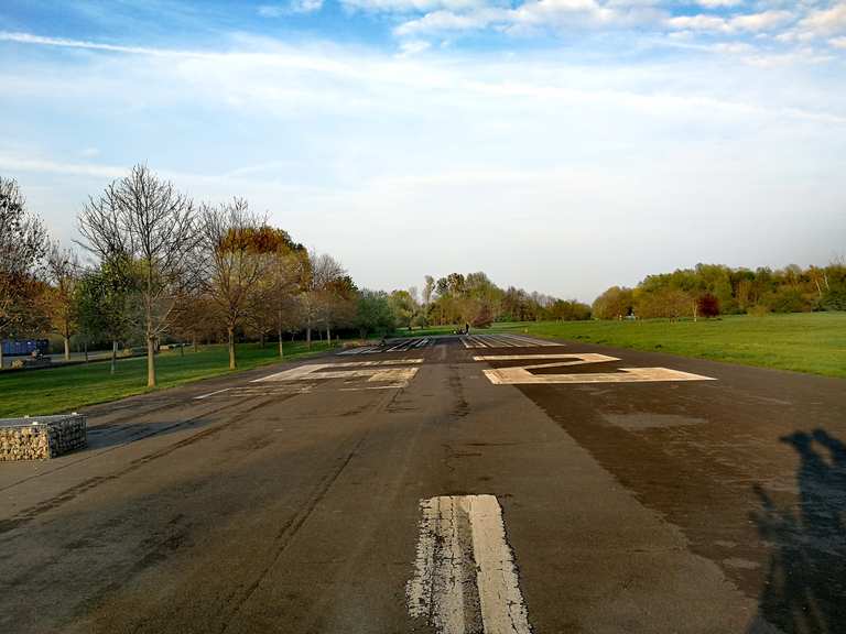 Alter Flugplatz Bonames mit Towercafé - Cycle Routes and Map | Komoot