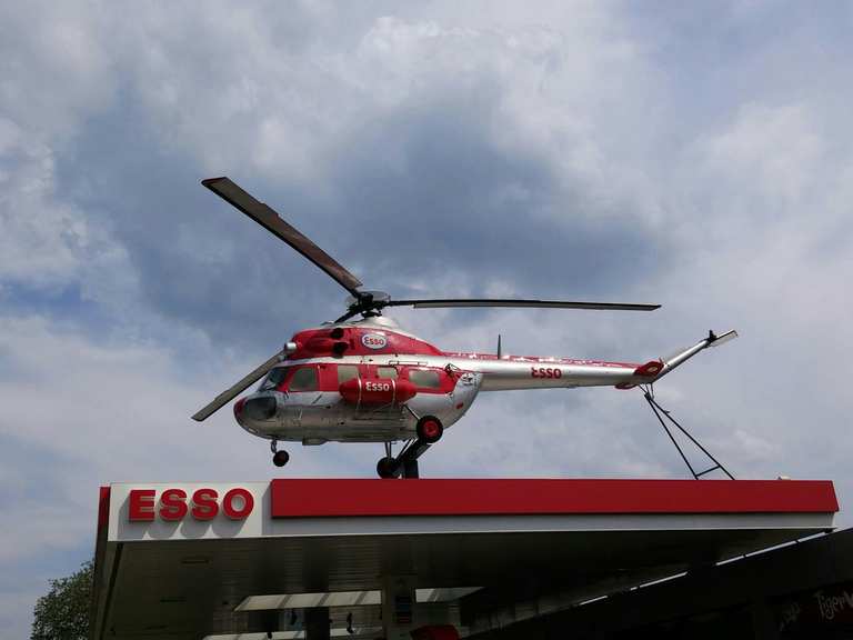Tankstelle mit Flugzeug und Hubschrauber auf den Dächern : Radtouren und Radwege | komoot
