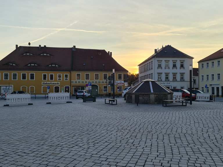 Marktplatz Radeburg mit Rathaus und Brunnen - Itinéraires vélo et carte ...