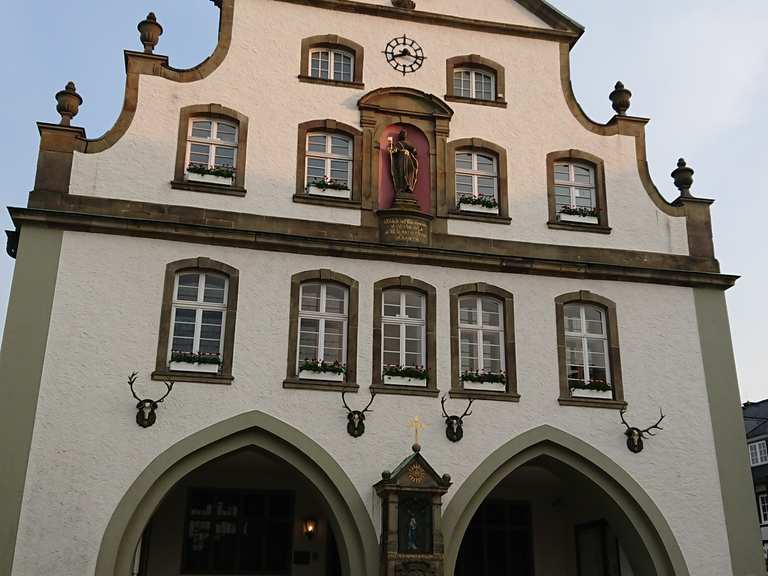 Historisches Rathaus Brilon mit Glockenspiel: Wanderungen und Rundwege ...