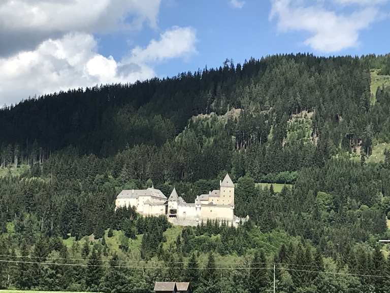 Schloss Moosham – Blick auf Schloss Moosham Runde von St. Michael im ...