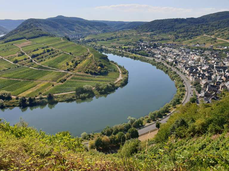 Calmont-gipfelkruis en uitzicht op de bocht van de Moezel wandelroutes ...