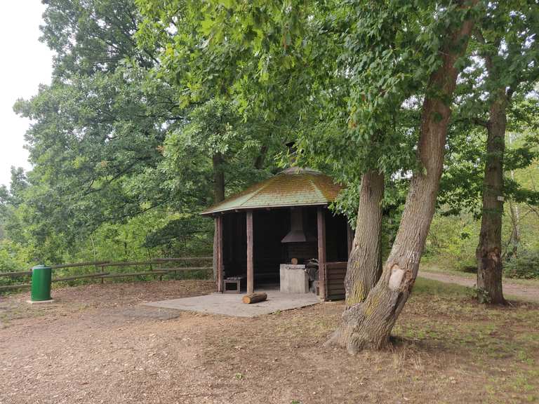 Abri barbecue et abri de protection sur le parking de Mühlenberg ...