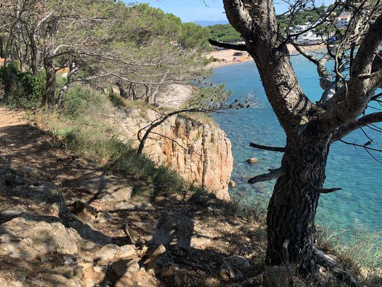 Camí de Ronda panoramico sulle scogliere nel Parc Natural del Montgrí ...