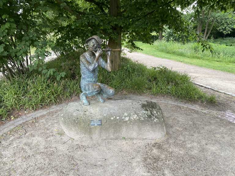 Flute Player Statue – Hiking & Cycling Routes | Komoot