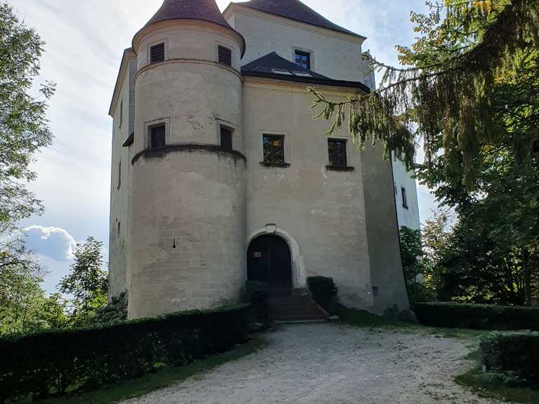 Blick auf Burg Wildegg: Wanderungen und Rundwege | komoot