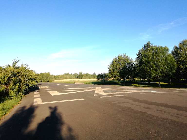 Alter Flugplatz Bonames mit Towercafé fietsroutes en kaart | Komoot