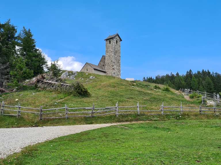 Blick auf den Berg Vigiljoch und die St. Vigilius Kirche: Mountainbike ...