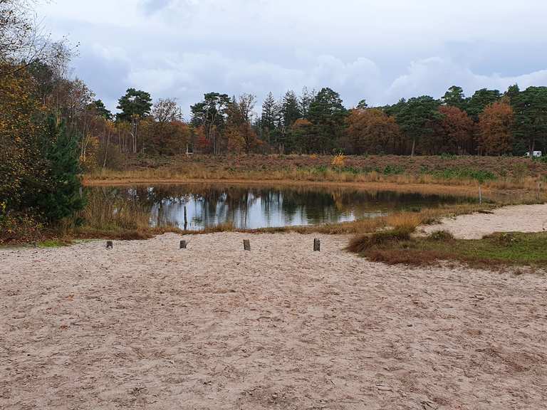 Mooi uitzicht over meertje wandelroutes en hikes | Komoot