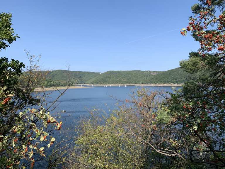 Uitzicht op Woffelsbach – Auf dem Rundweg um den Rursee rondtocht ...