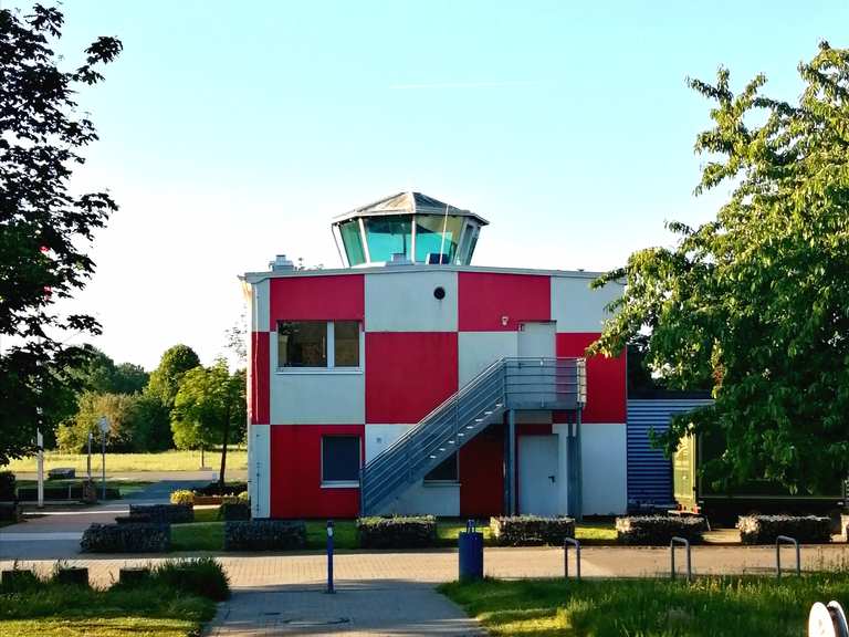 Alter Flugplatz Bonames mit Towercafé fietsroutes en kaart | Komoot