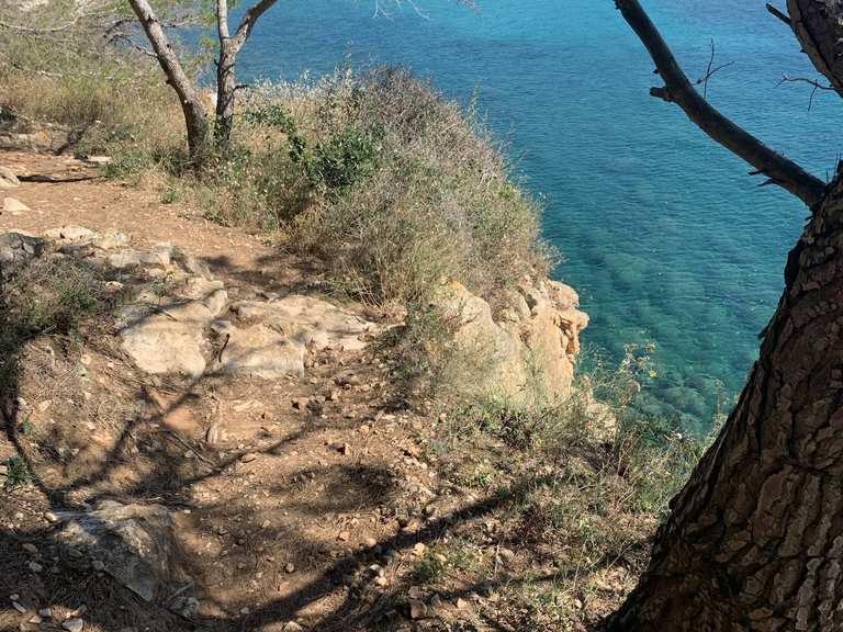 Camí de Ronda panoramico sulle scogliere nel Parc Natural del Montgrí ...