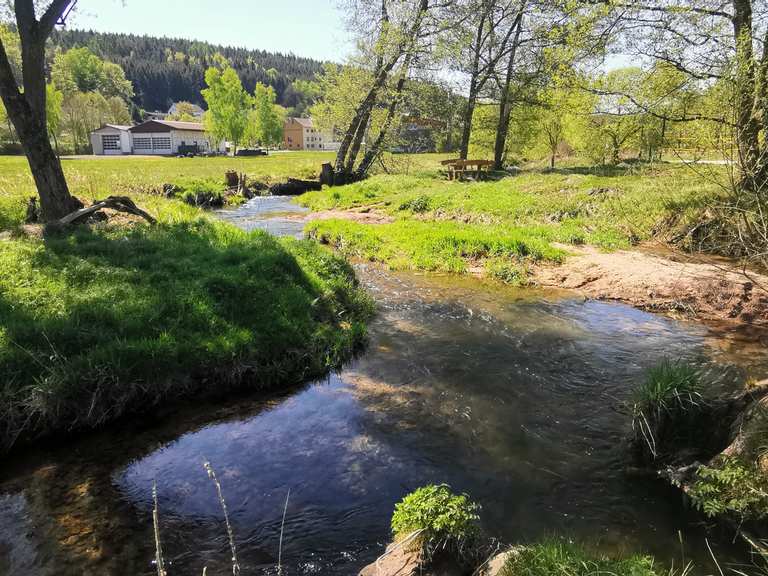 Geschwungener Weg an der Jossa: Wanderungen und Rundwege | komoot