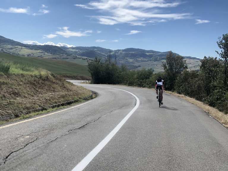 De Marano sul Panaro para a igreja de Montombraro - passeio circular no Parque Regional dos ...