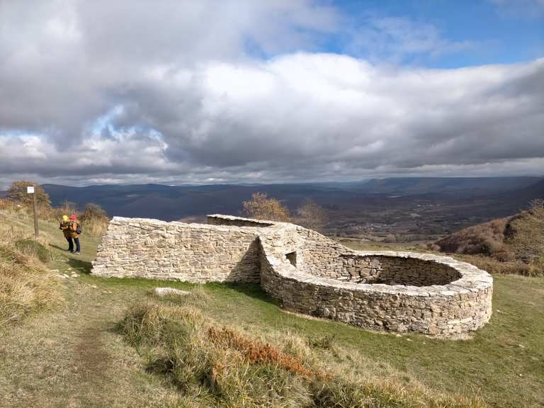 Menhires del Paisaje Protegido Covalagua — circular desde la cueva de ...