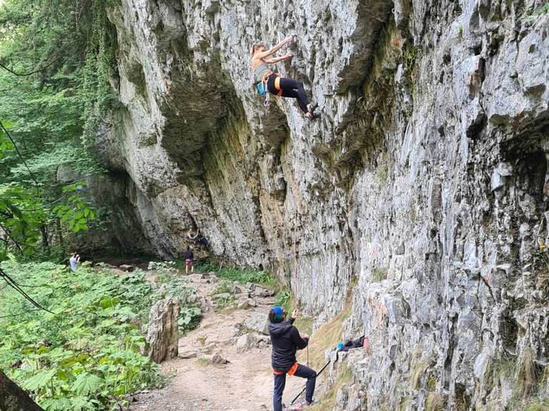 Cliffs Chee Dale – Cheedale stepping stones loop from Miller's Dale ...