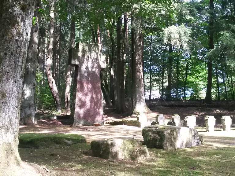 Vertriebenenfriedhof an der Wegscheide: Wanderungen und Rundwege | komoot