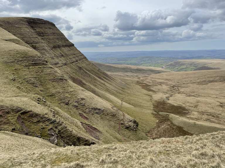 Llyn y Fan Fach to Llyn y Fan Fawr loop — Brecon Beacons National Park ...